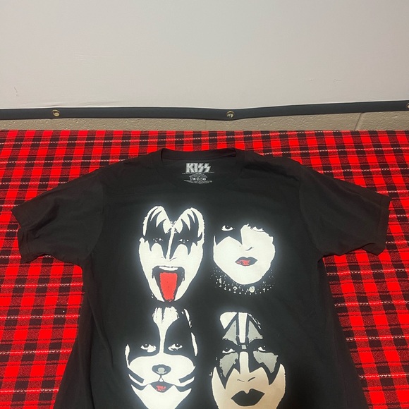 Kiss | Shirts | Kiss Black Graphic Tshirt | Poshmark